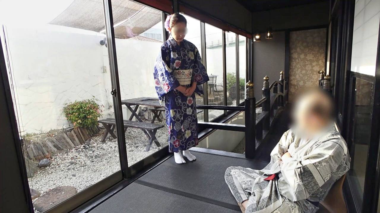 【無修正x個人撮影】経営不振だった旅館が大盛況!有頂天になった女将が音信不通。女将を辱める為、従業員も通る中庭が見える部屋で恥ずかしい格好をさせて公開処刑! Fc2 Ppv 2985041